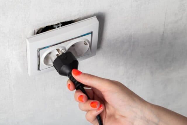 Troubleshooting Electrical Problems: When to Call an Electrician